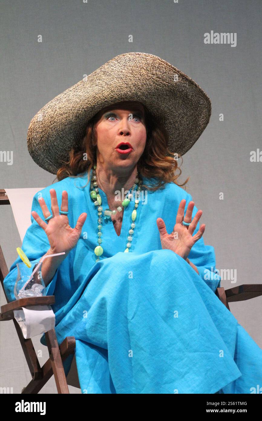 Marion Kracht, die Schauspielerin bei der Probe zum Theaterstueck „Eine ...