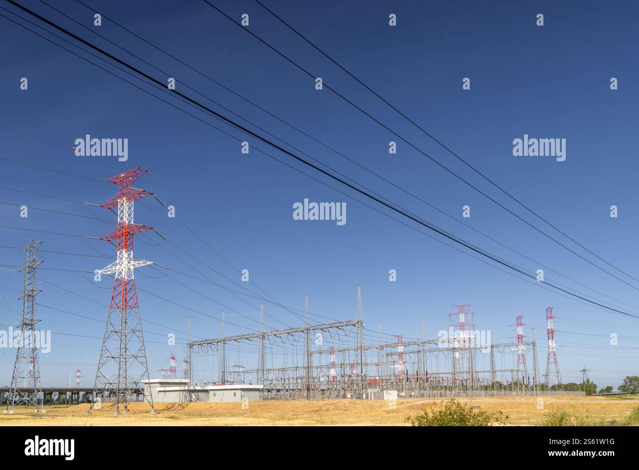 Electricity substation distributing energy hi-res stock photography and ...