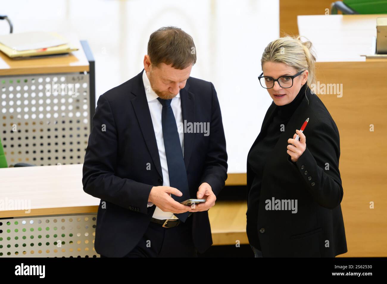 Dresden, Germany. 15th Jan, 2025. Michael Kretschmer (CDU, l), Minister ...