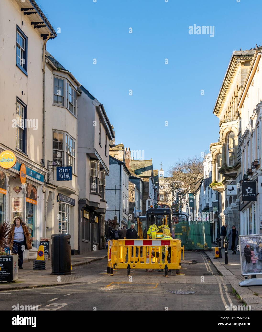 Totnes, UK. 15th Jan, 2025. Lower Fore Street is closed to traffic ...
