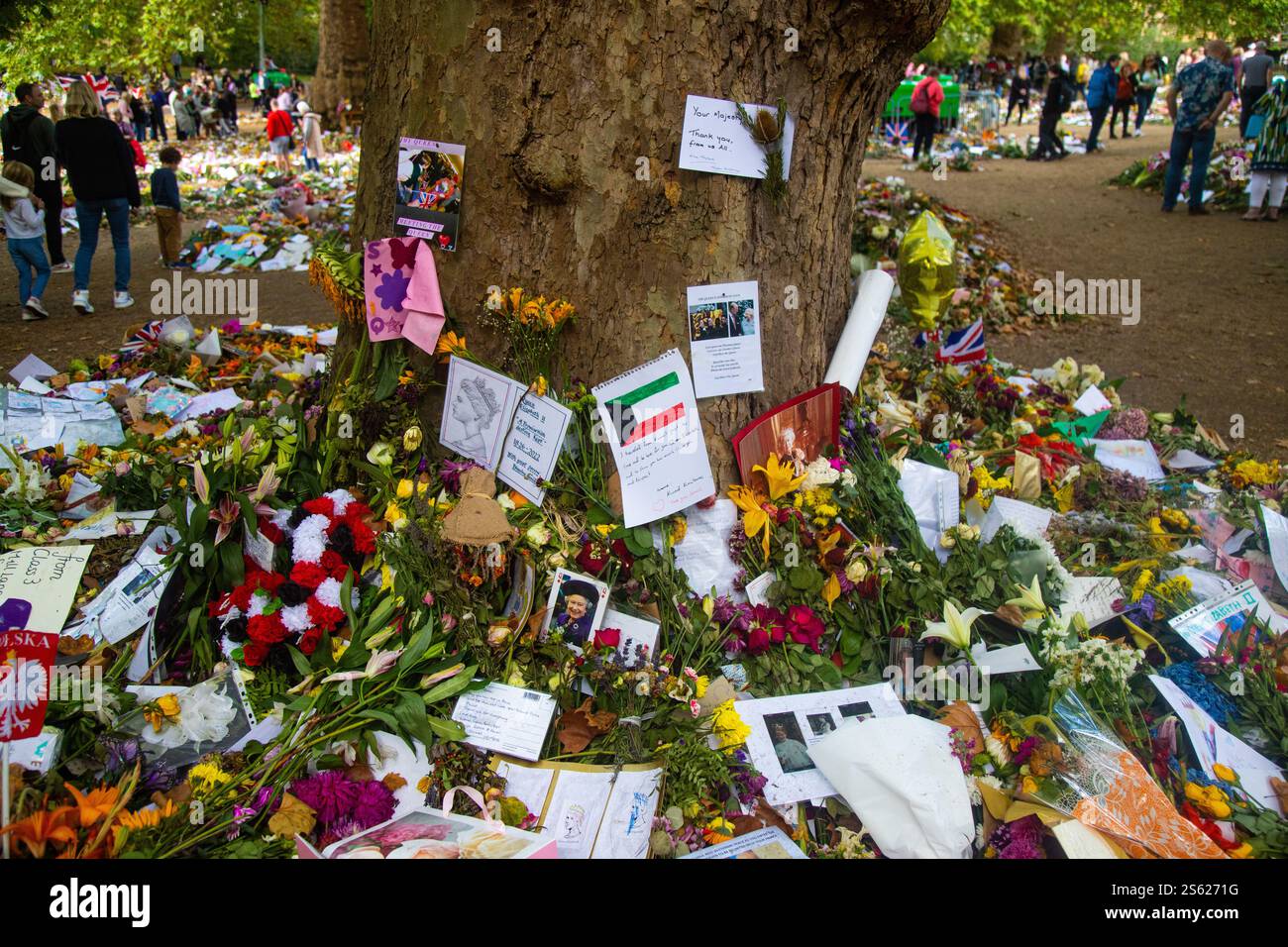 Queen Elizabeth II Memorial and Floral Tribute in Green Park. London ...