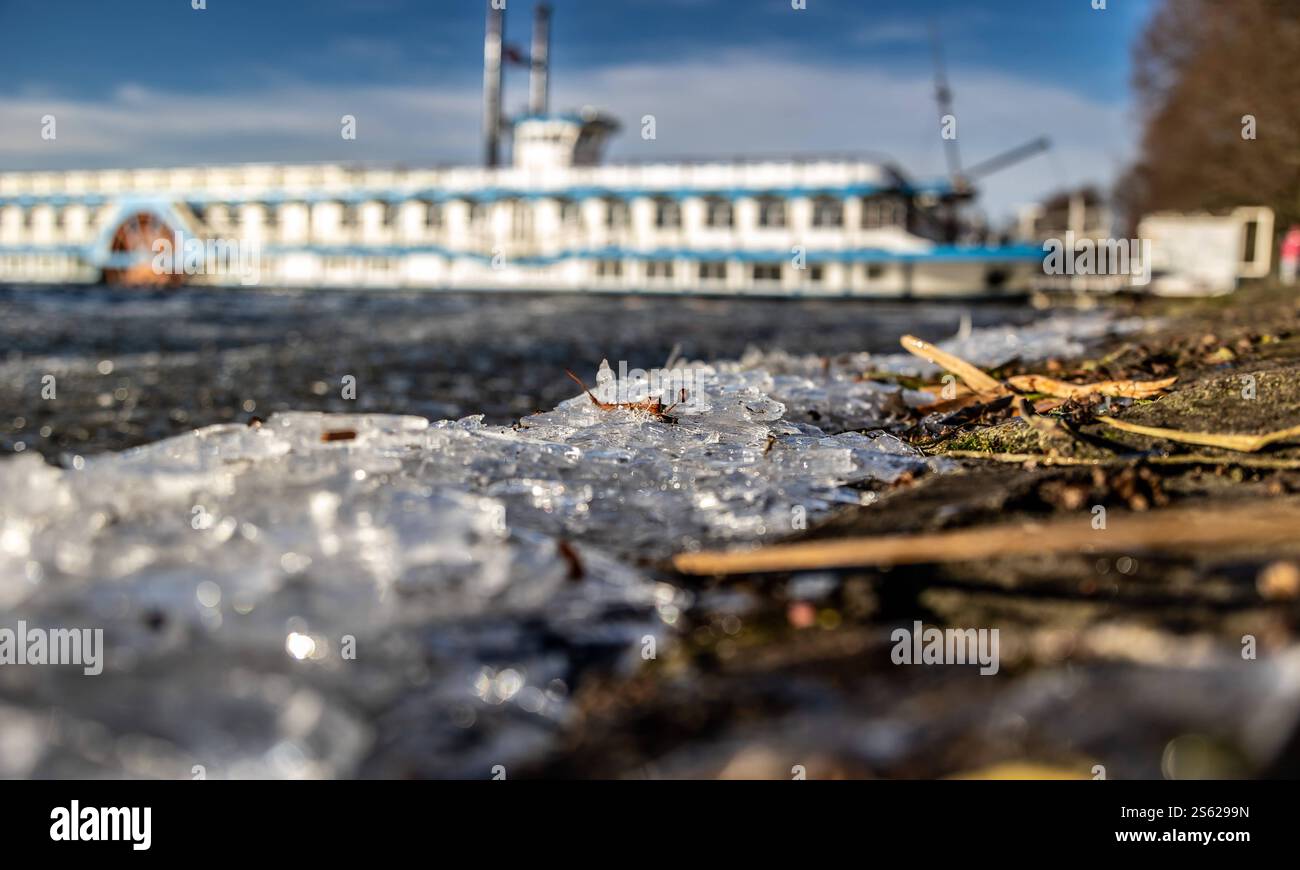 Eisschollen am Tegeler See 13.01.25, Berlin, Eisschollen am Tegeler See ...