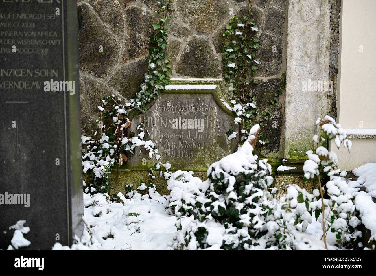 Friedhof, Städtischer Friedhof Eigenbetrieb, im Winter, Grabstelle Georg Wilhelm Friedrich ...