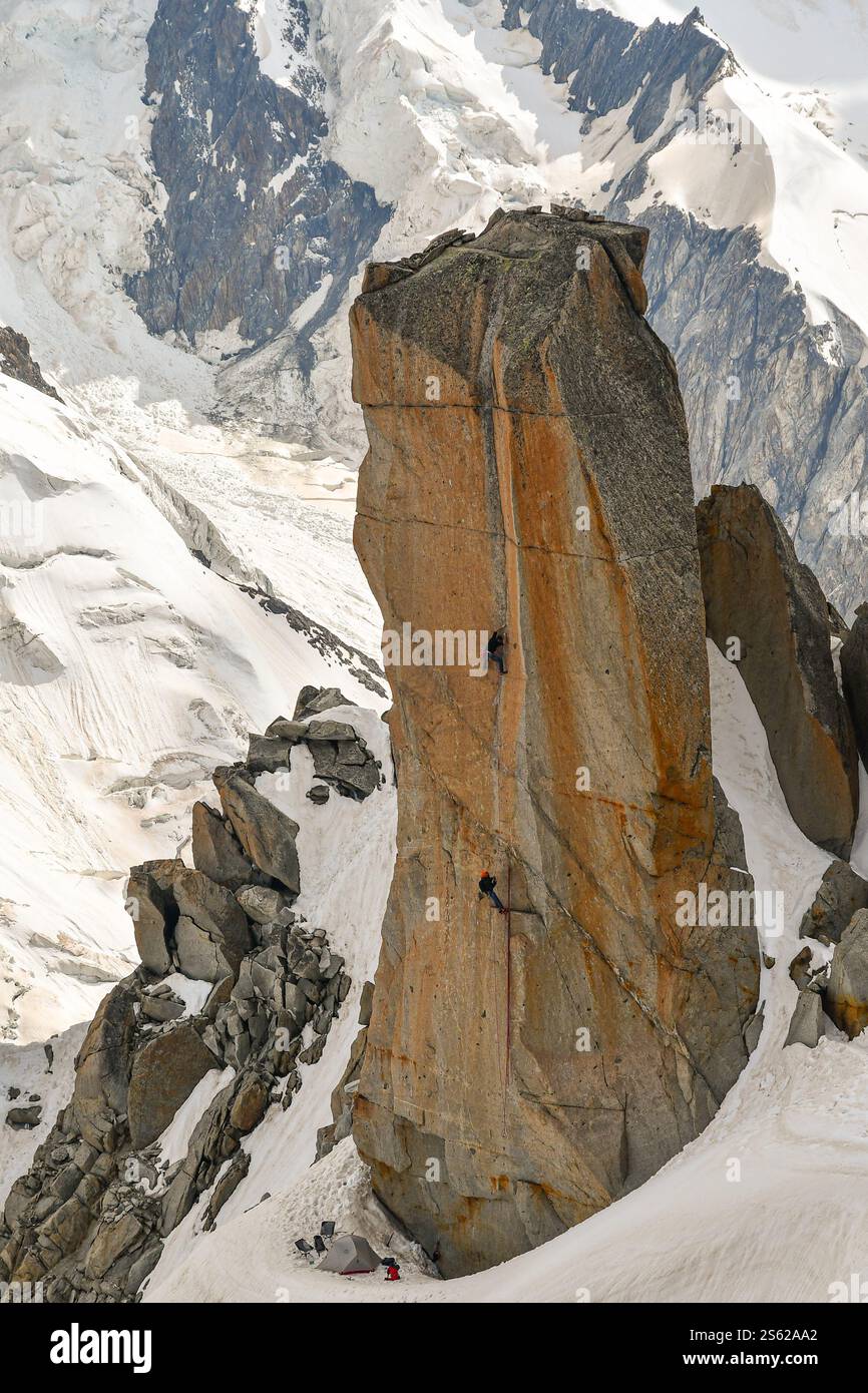 Climbers on the famous "Grand Gendarme", a pinnacle of the Cosmique ...