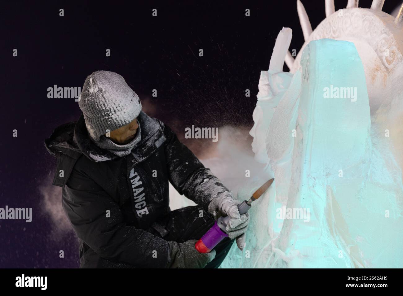 (250115) -- HARBIN, Jan. 15, 2025 (Xinhua) -- A competitor works on an ...