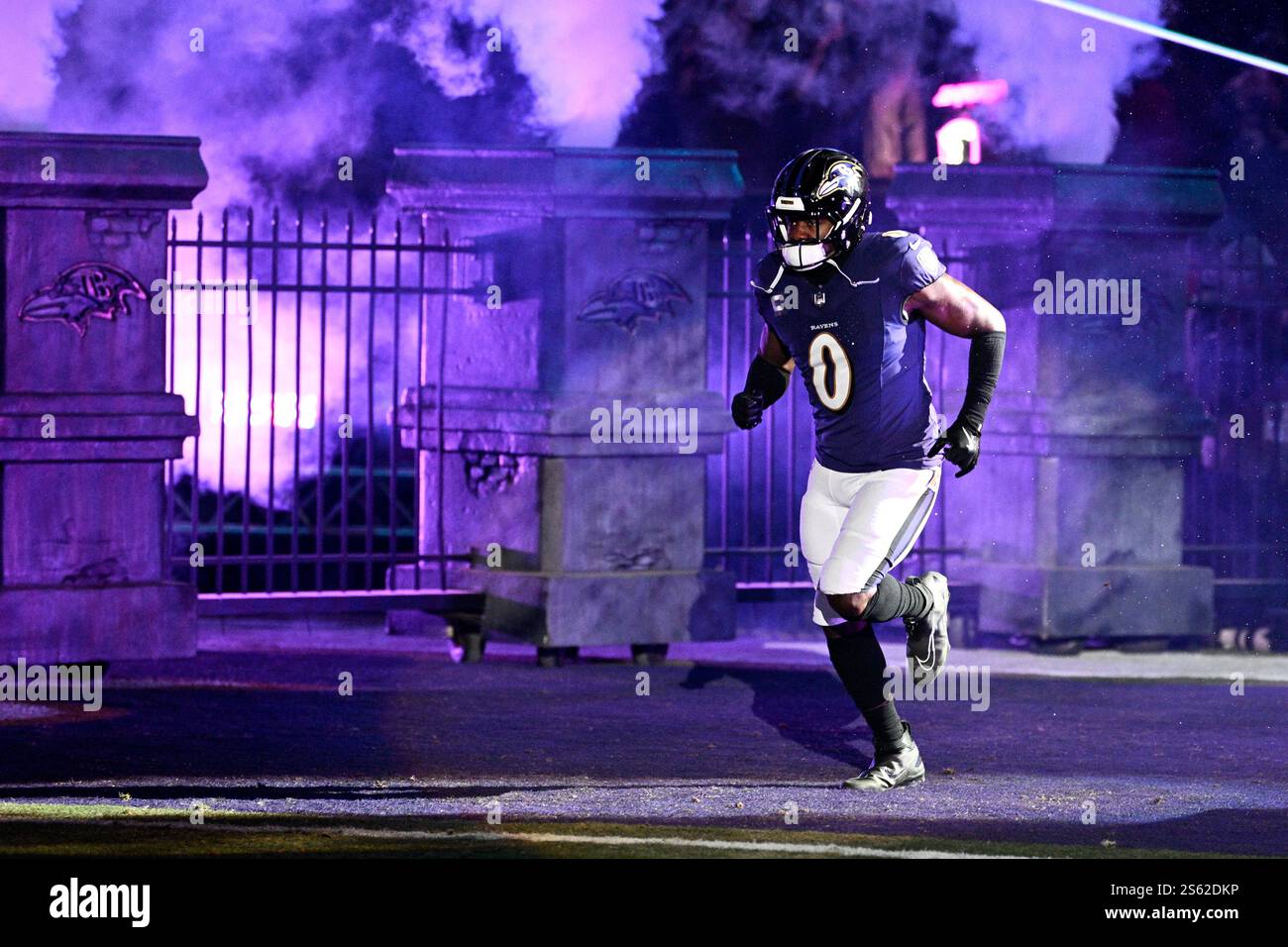 Baltimore Ravens linebacker Roquan Smith (0) takes to the field before ...