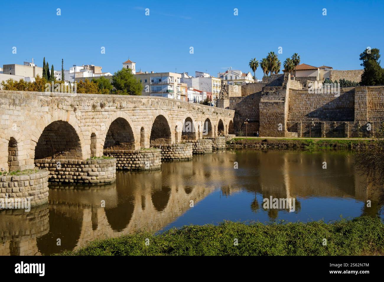 View of the Roman bridge of Mérida crossing the Guadiana river Stock ...