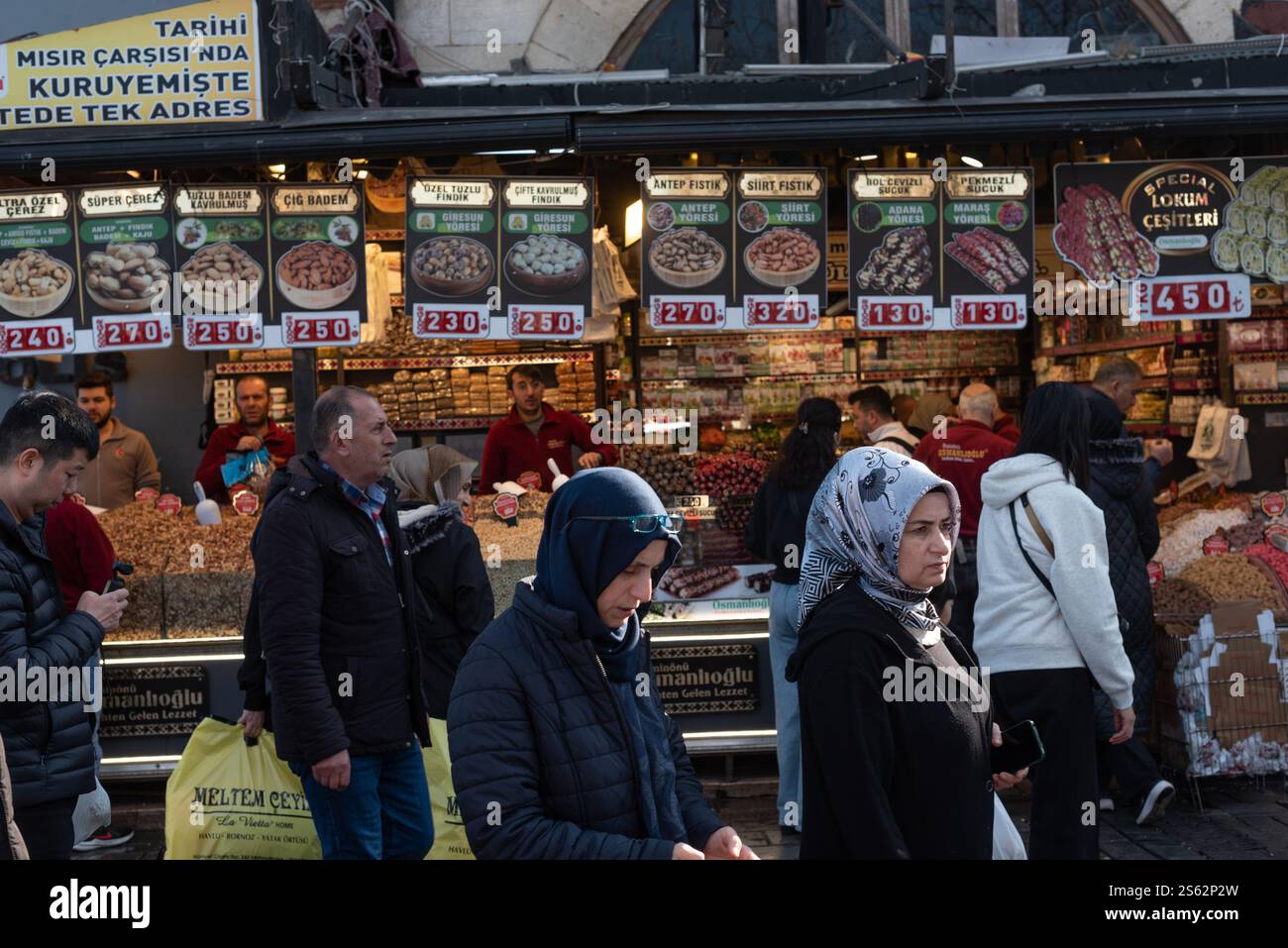 Istanbul, Turkey 10th January 2025 Turkish shoppers in a busy market ...
