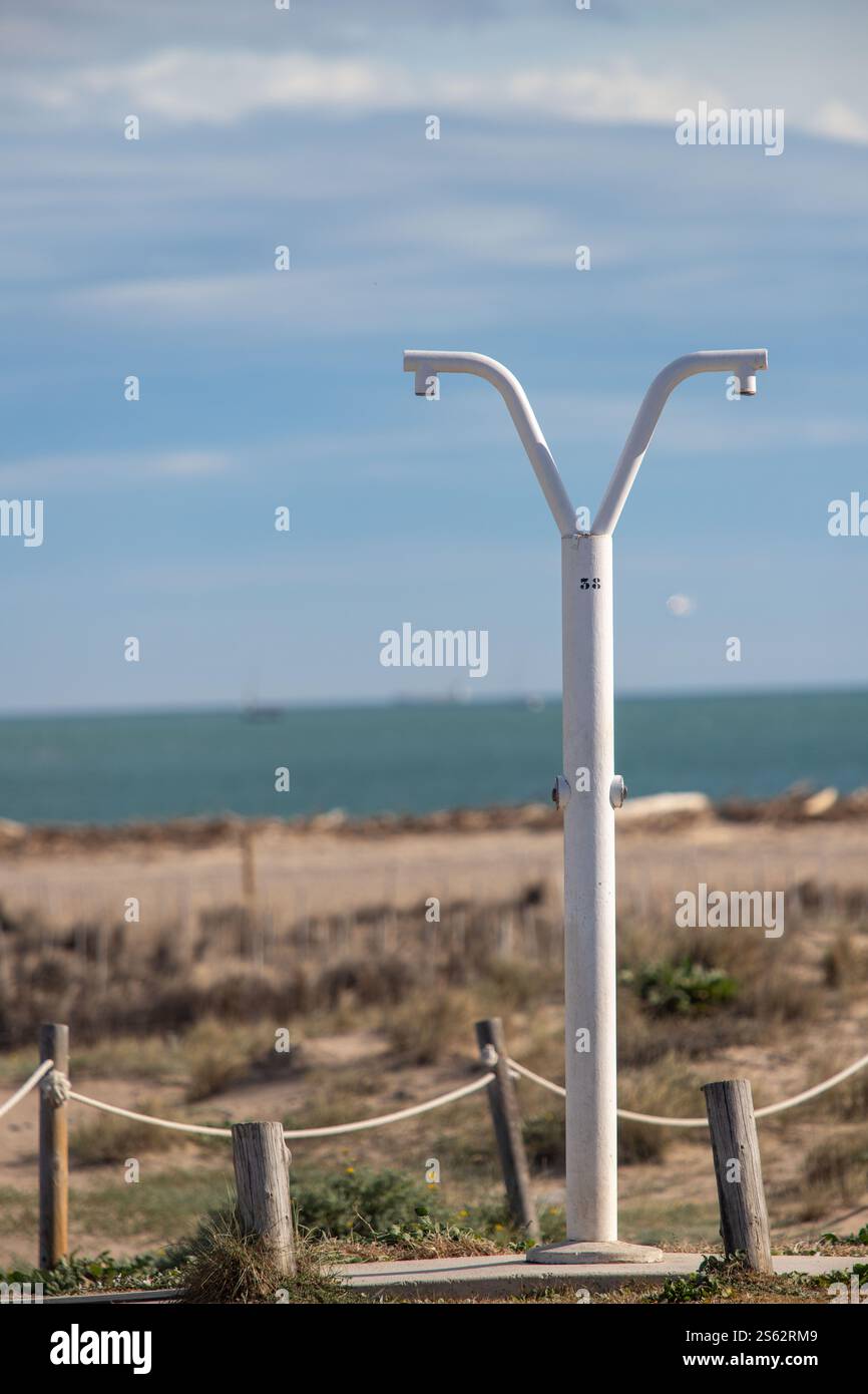Outdoor beach shower hi-res stock photography and images - Alamy