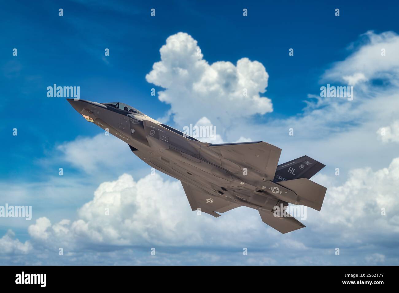 American F-35 fighter jet flying in a dramatic sky Stock Photo - Alamy
