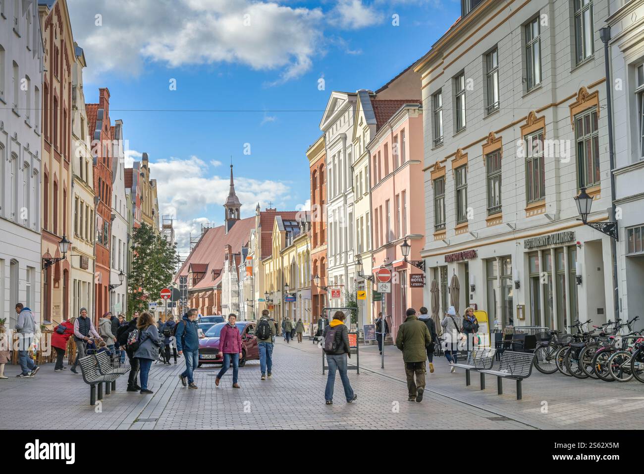 Straßenszene, Fußgänger, Lübsche Straße, Altstadt, Wismar, Mecklenburg ...