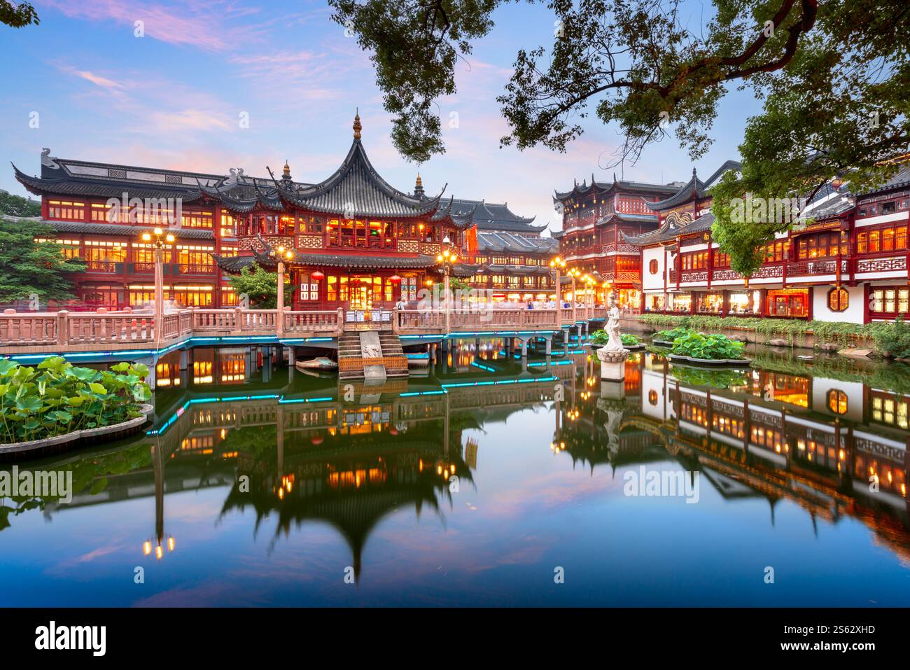 Traditional chinese view hi-res stock photography and images - Alamy