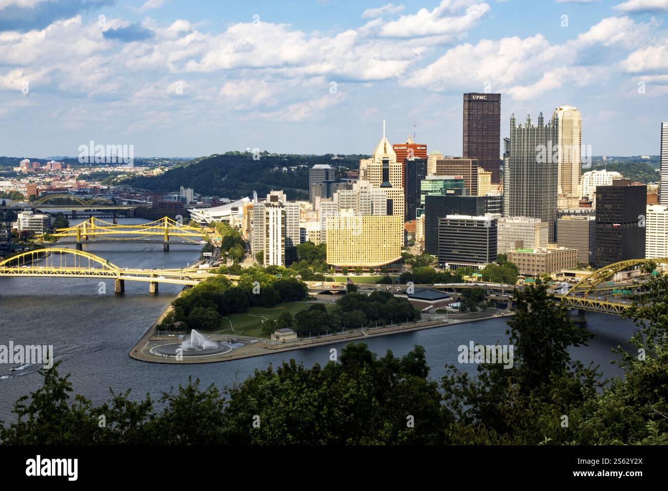 Pittsburgh, Pennslyvania, USA - 8 August 2023: Vibrant skyline of ...