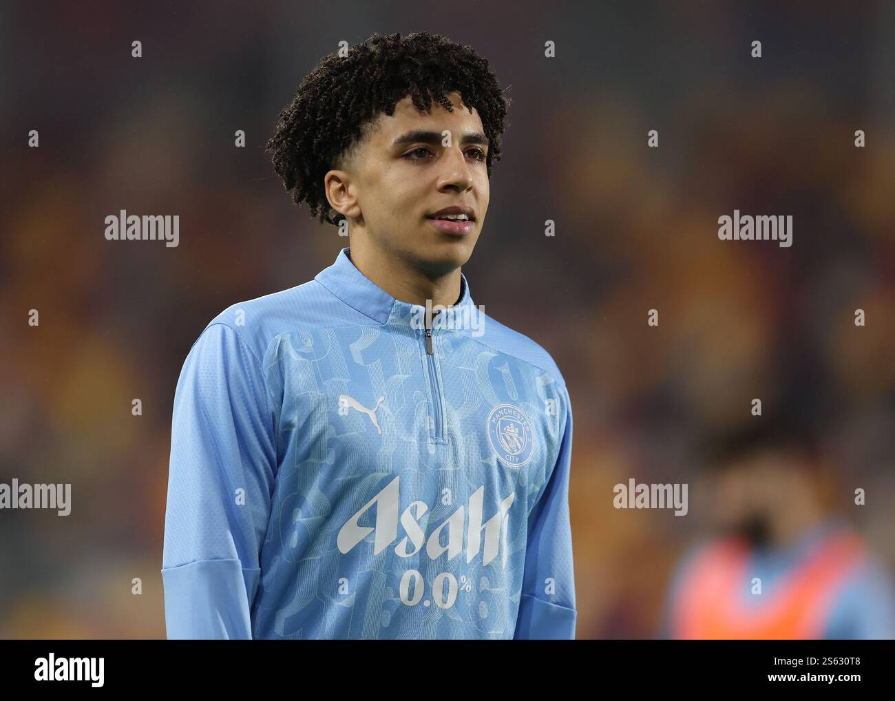London, UK. 14th Jan, 2025. Rico Lewis of Manchester City warms up ...