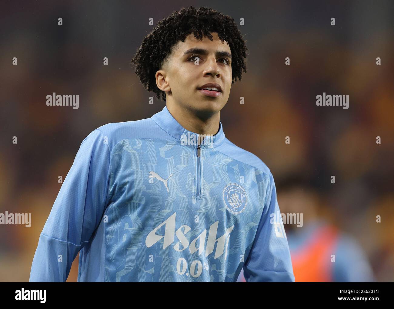 London, UK. 14th Jan, 2025. Rico Lewis of Manchester City warms up ...