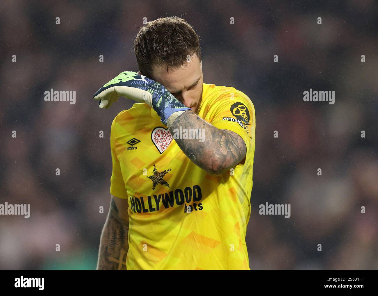 London, UK. 14th Jan, 2025. Mark Flekken of Brentford during the ...