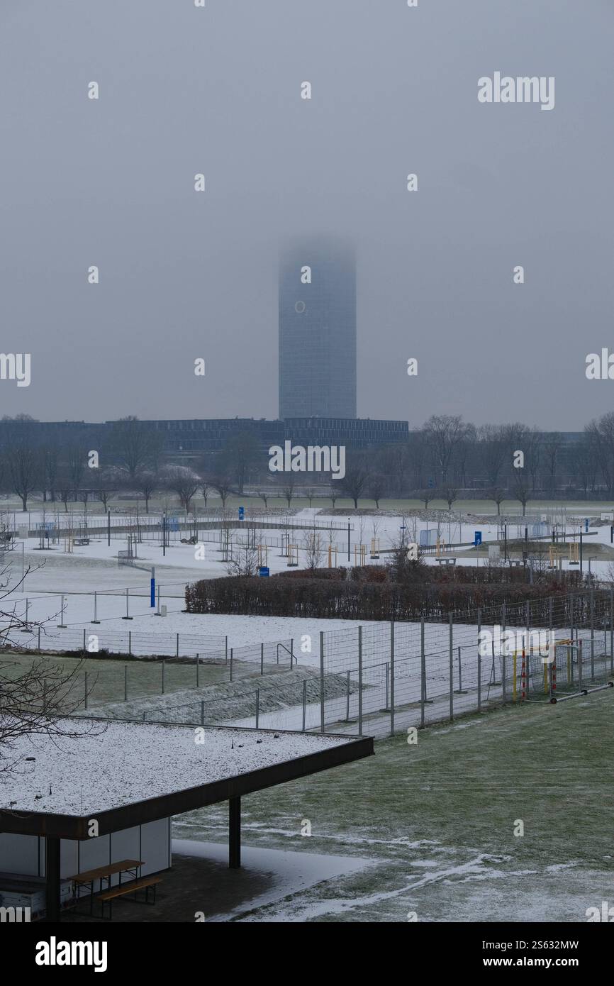 O2 Tower München im Winternebel O2 Tower München im Winternebel. Nass ...