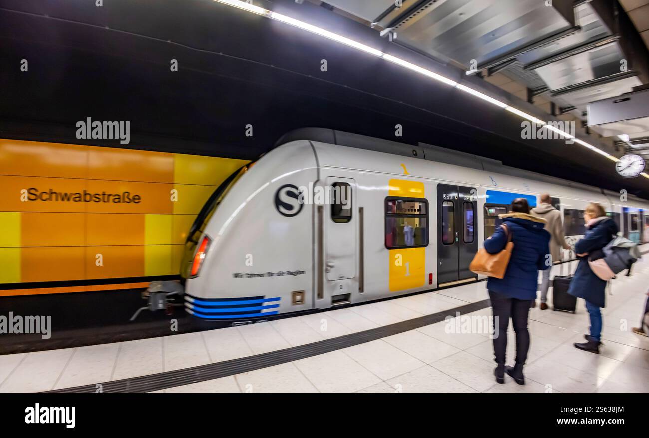 S-Bahn der Region Stuttgart in der unterirdischen Haltestelle ...
