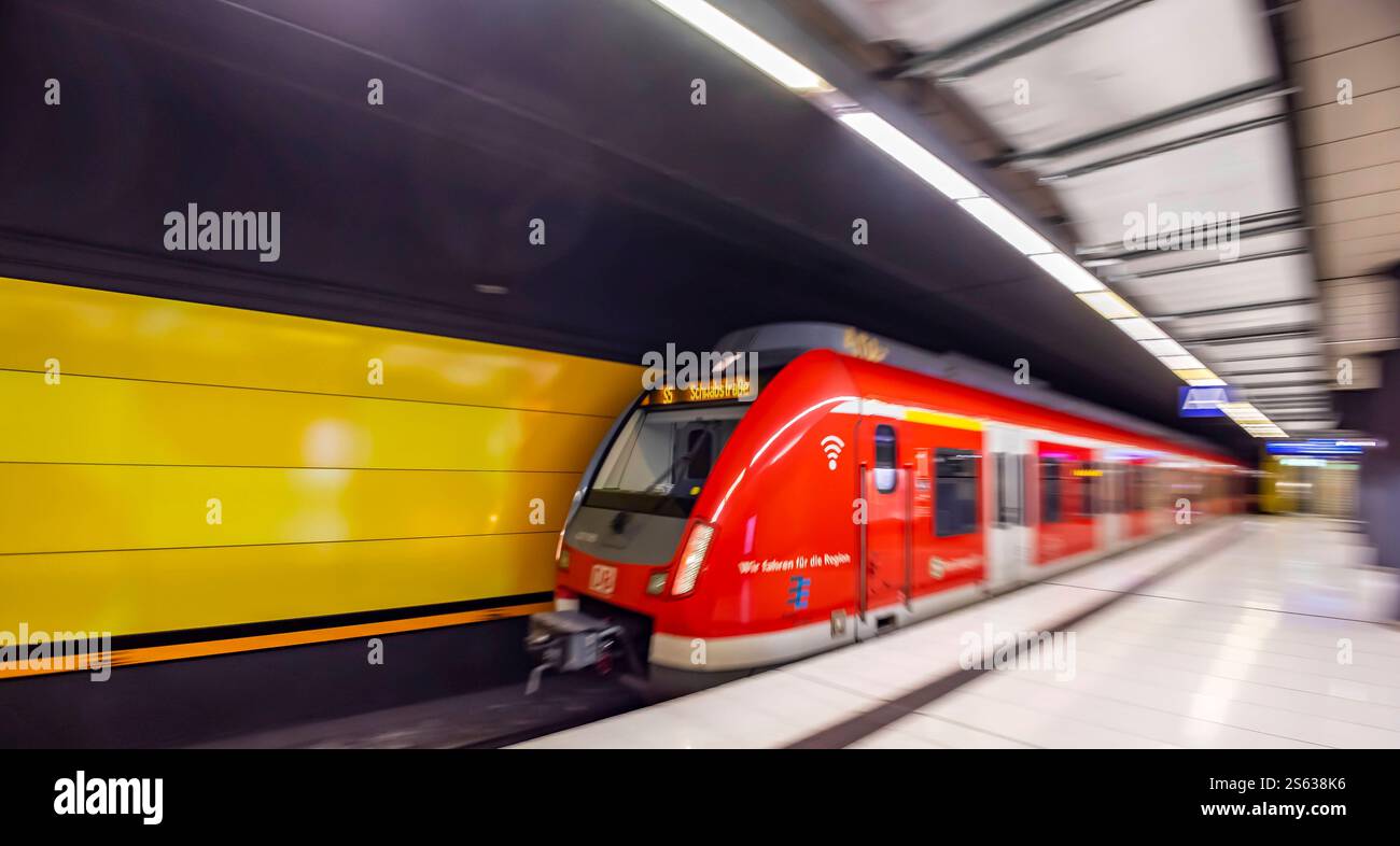 S-Bahn der Region Stuttgart in der unterirdischen Haltestelle ...