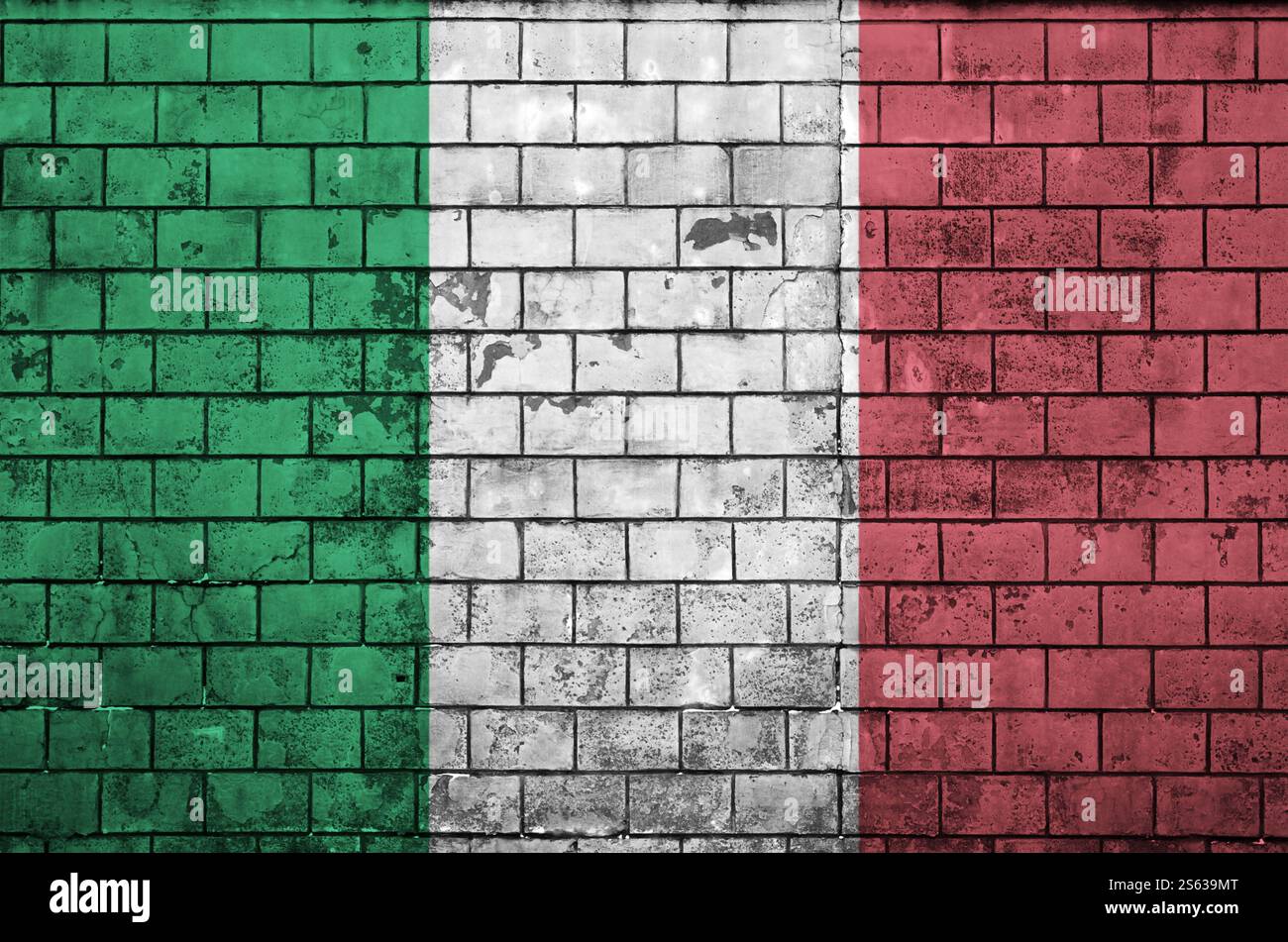 Italy flag is painted onto an old brick wall Stock Photo - Alamy