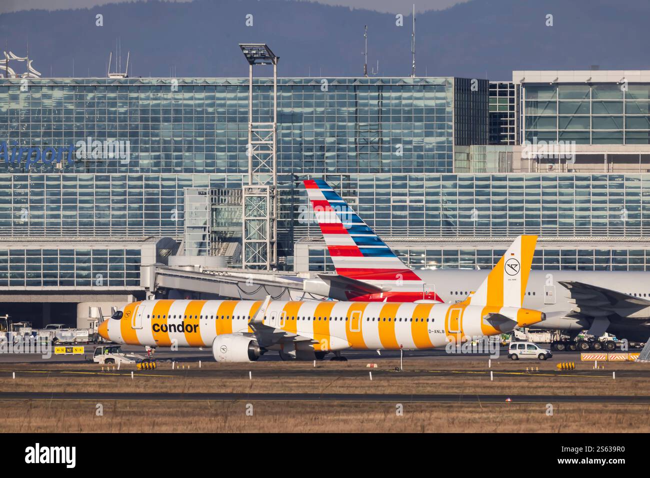 Flugzeug am Flughafen Fraport in Frankfurt am Main ...