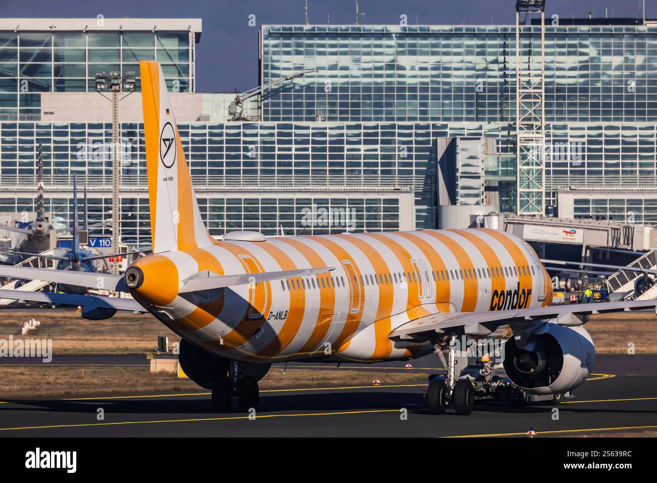 Flugzeug am Flughafen Fraport in Frankfurt am Main ...