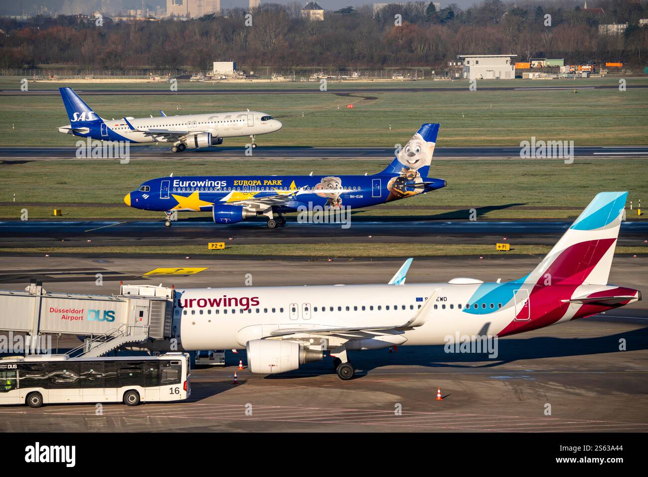 SAS aircraft landing at Düsseldorf Airport, main runway 05R/23L, south ...
