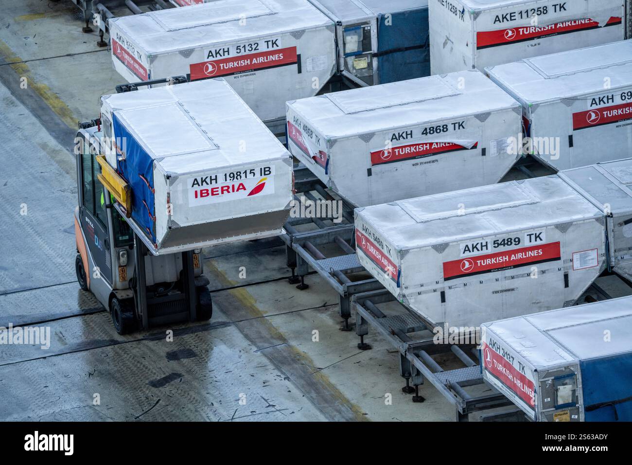 Düsseldorf Airport, Unit Load Devices, ULD, containers for baggage and ...