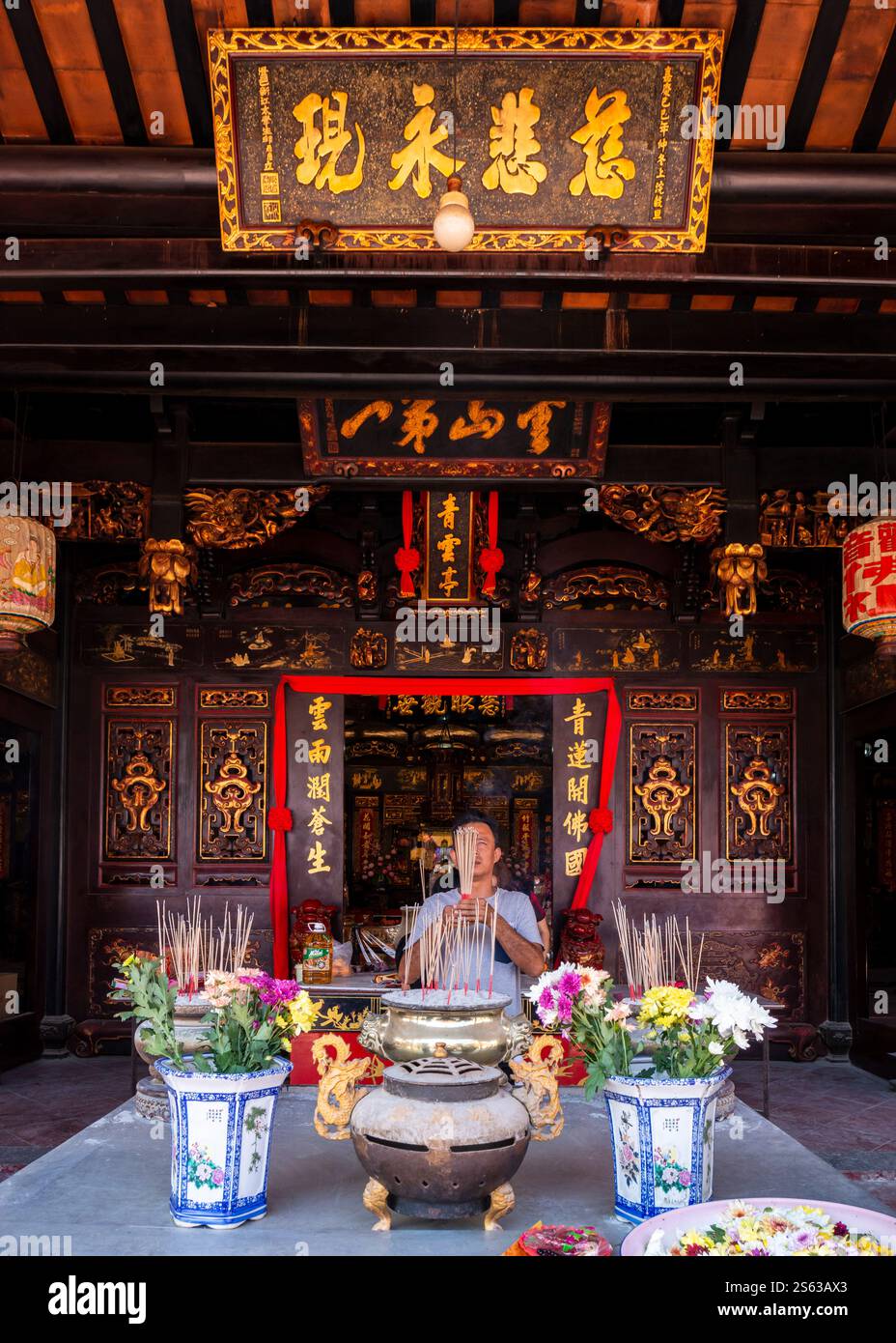 Worshipper praying at the Cheng Hoon Teng Temple, Malacca, Malaysia ...