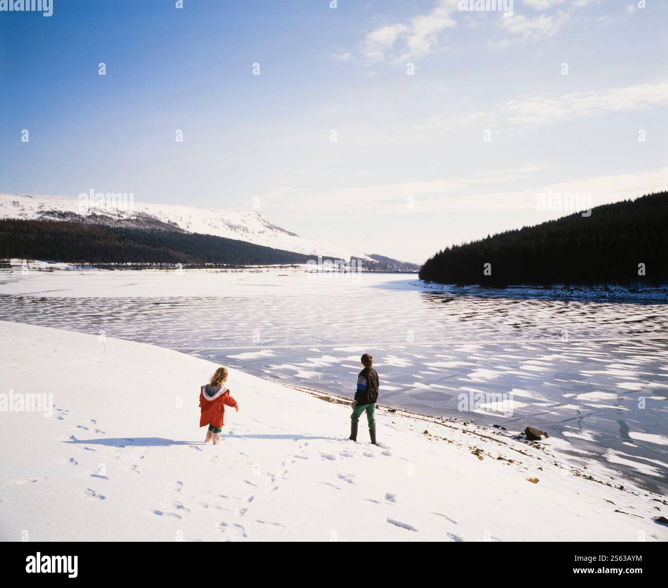 Ladybower Reservoir, Derbyshire Peak District UK, in winter ice and ...