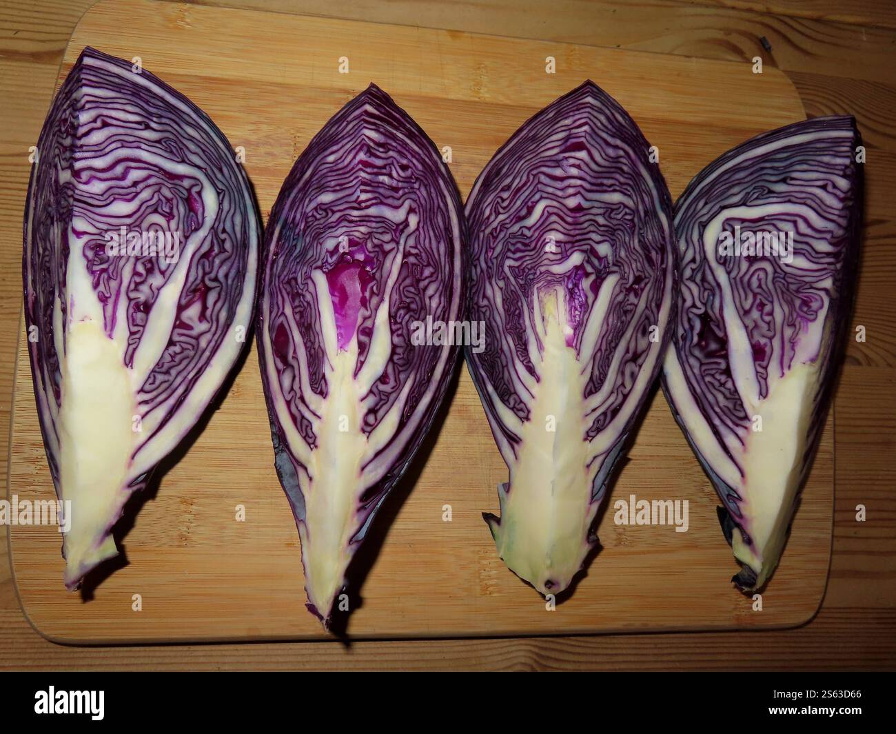 ...selbst nach der Viertelung bleibt die feste Struktur und filigrane ...