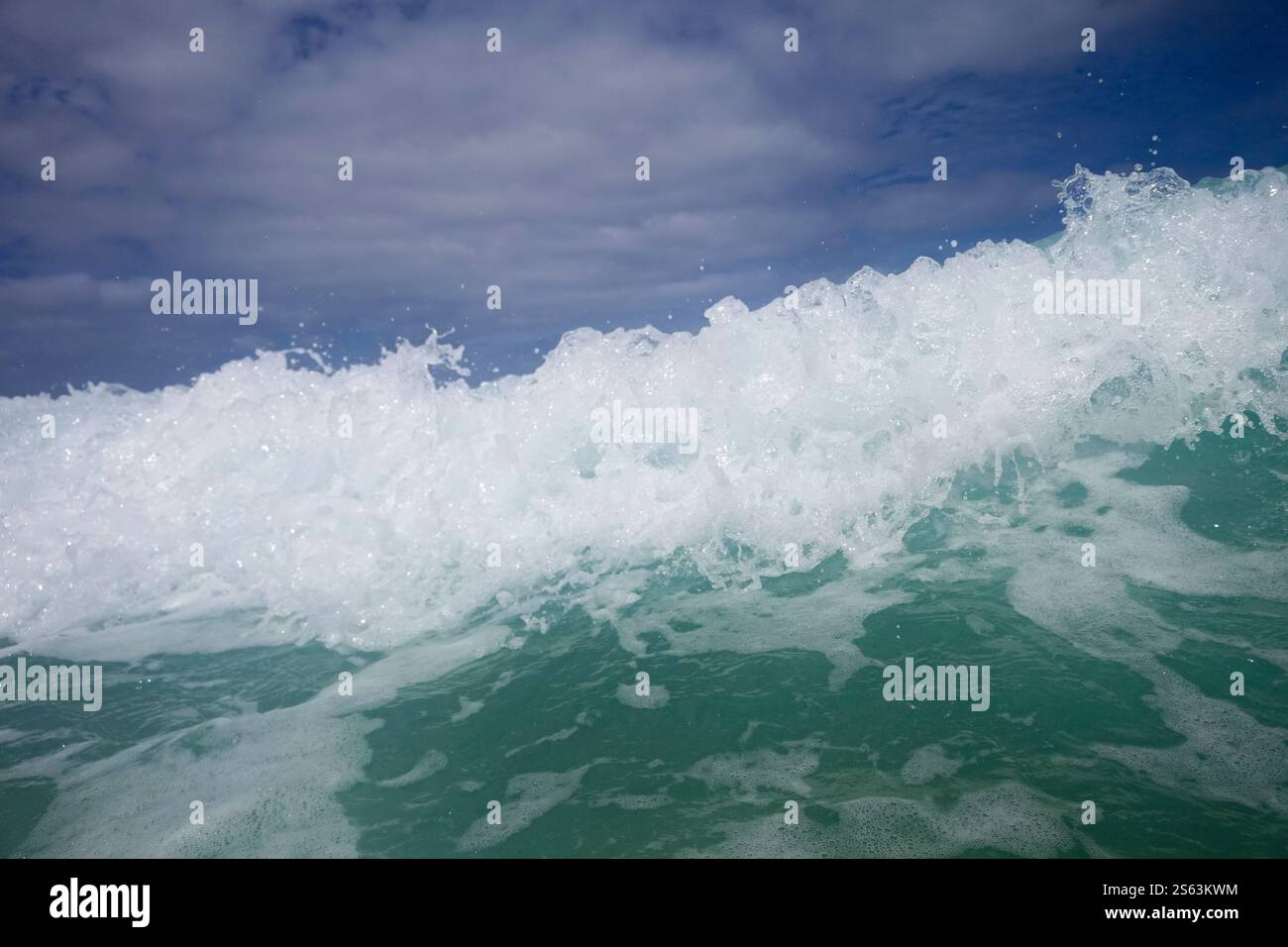 Crest of the wave hi-res stock photography and images - Alamy