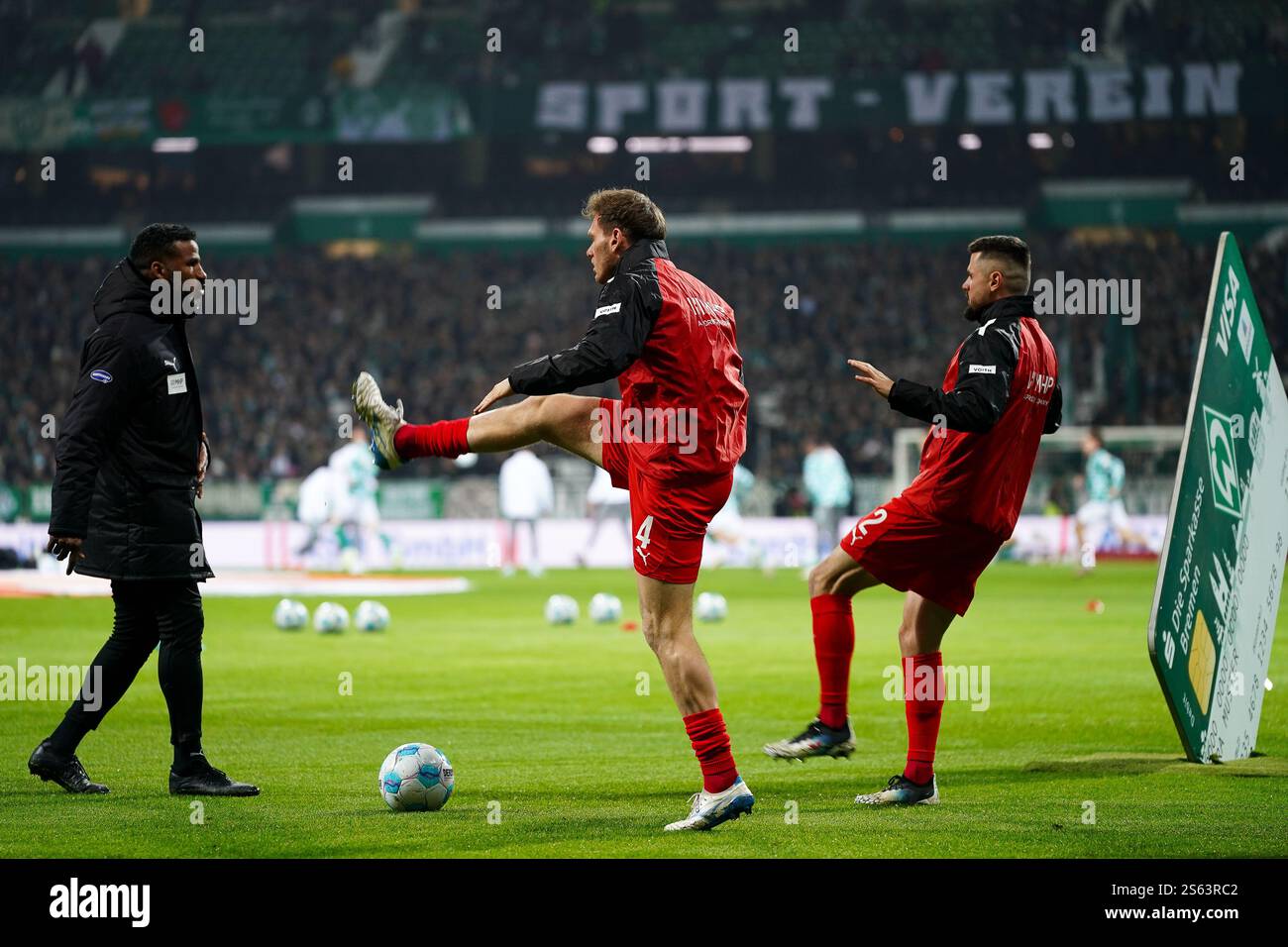 Heidenheim beim Aufwaermen, Warm Up vor Spielbeginn, Tim Siersleben (1 ...