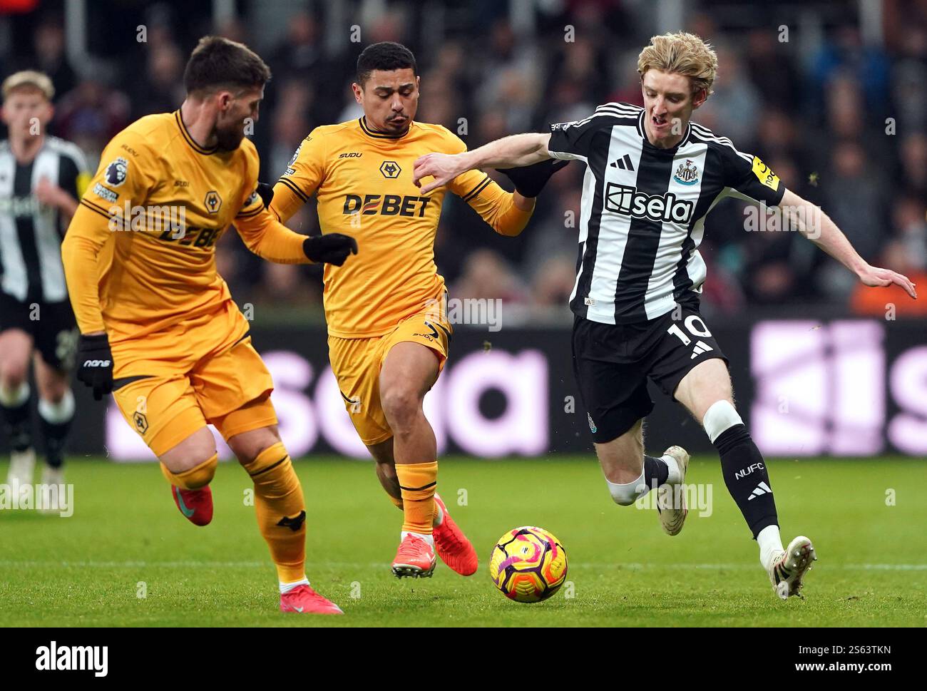 Newcastle United's Anthony Gordon (right) battles for the ball with ...