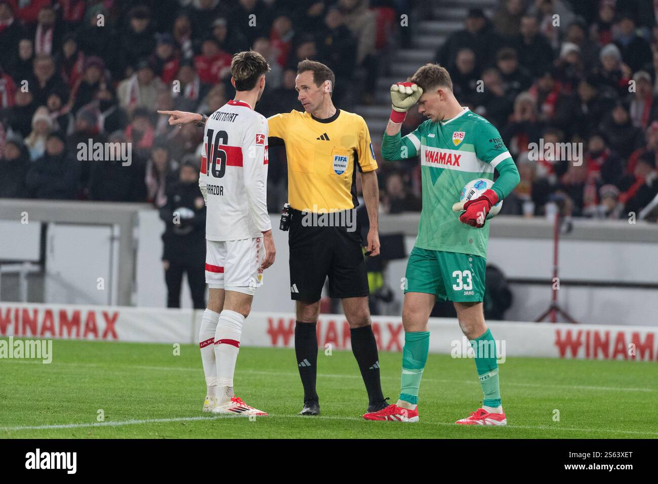 v.li. Atakan Karazor (VfB Stuttgart, #16), Schiedsrichter Sascha ...