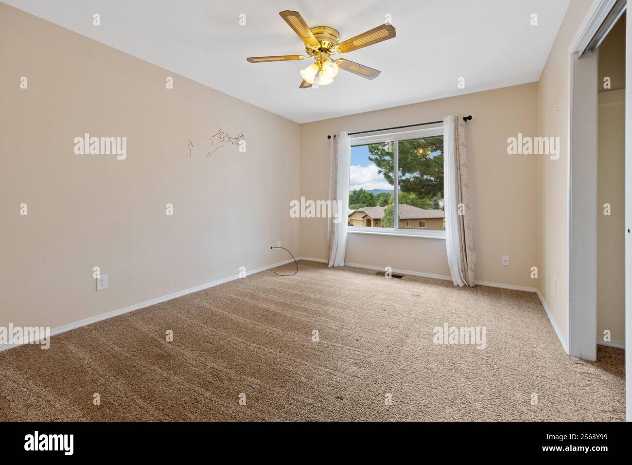 Large area features high ceilings hi-res stock photography and images ...