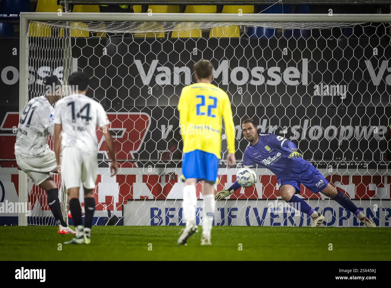 WAALWIJK, Netherlands. 15th Jan, 2025. SPO, Mandemakers Stadium, Dutch eredivisie, season 2024/ ...