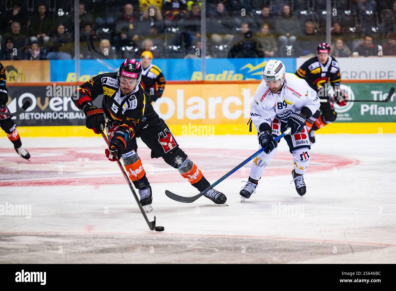 Bern, PostFinance Arena, NL: SC, USA. 15th Jan, 2025. Bern - HC Ambri ...