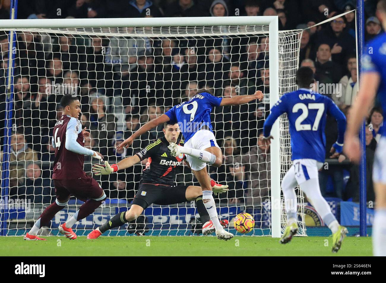 Goalkeeper emiliano martinez 2025 hi-res stock photography and images ...