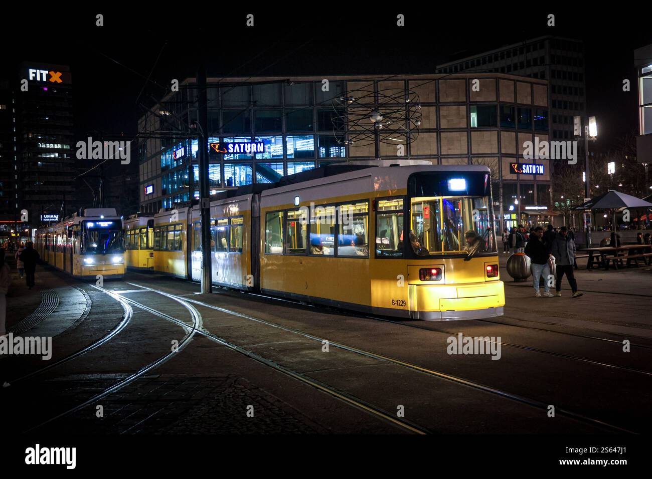 Straßenbahn der Berliner Verkehrsbetriebe BVG fährt über den Alexanderplatz. DEU, Deutschland ...