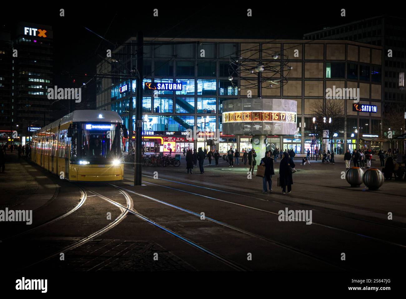 Straßenbahn der Berliner Verkehrsbetriebe BVG fährt über den Alexanderplatz. DEU, Deutschland ...