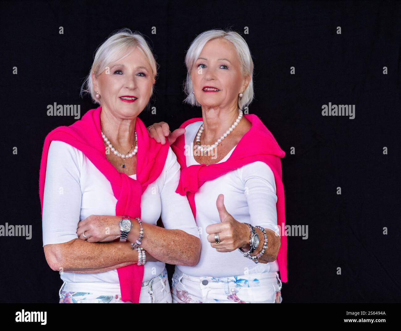 Zwillinge im besten Alter – Best Ager Stock Photo - Alamy