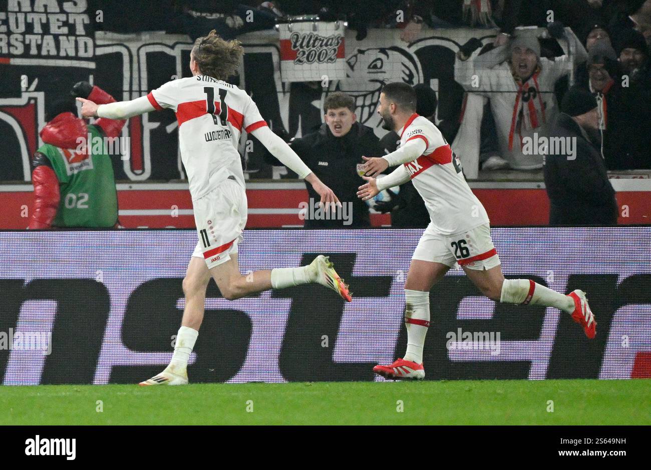 TOR zum 2:1 Nick Woltemade VfB Stuttgart (11) Torjubel Deniz Undav VfB Stuttgart (26). GER, VfB ...