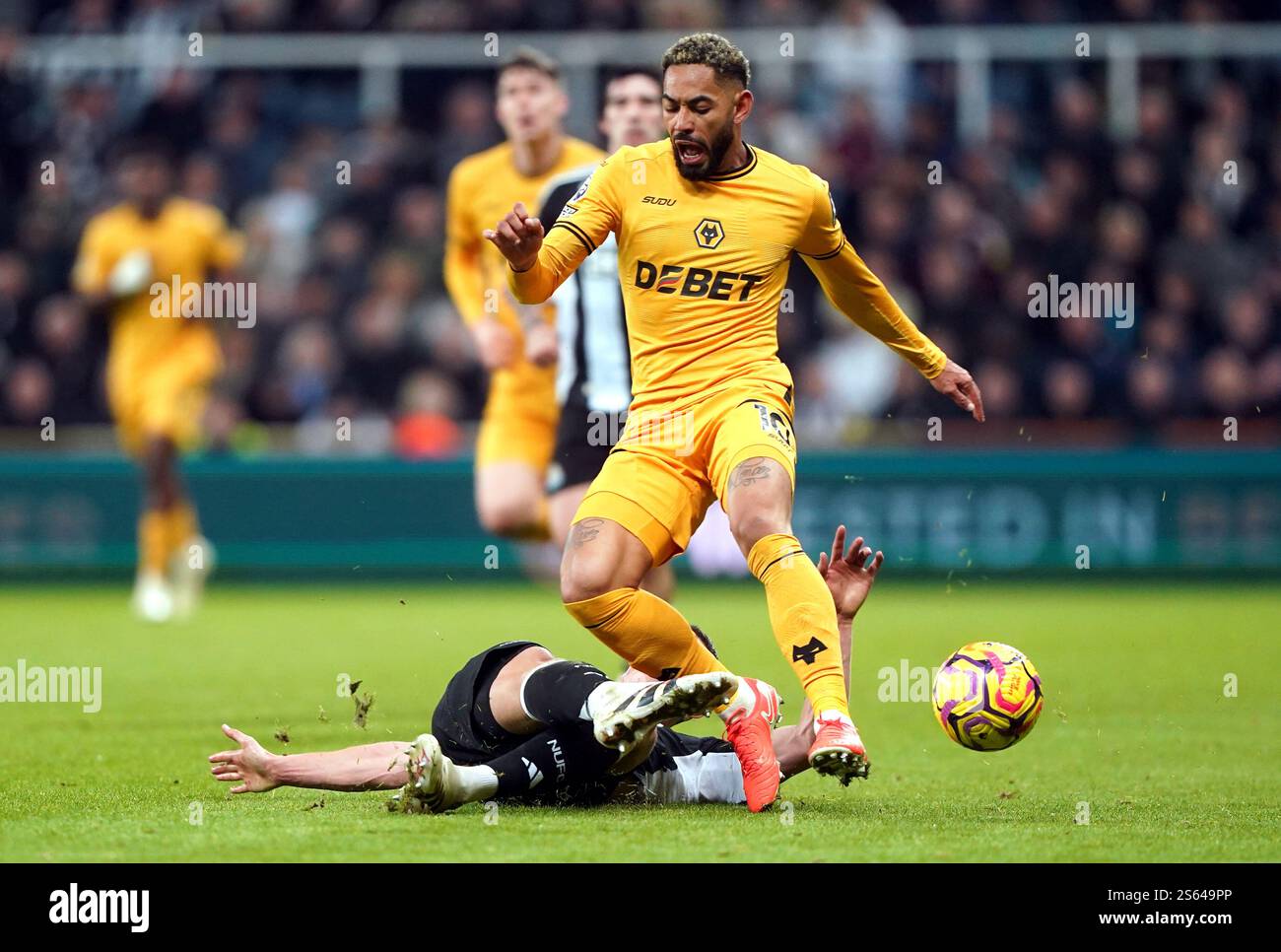Wolverhampton Wanderers' Matheus Cunha (right) is challenged by ...