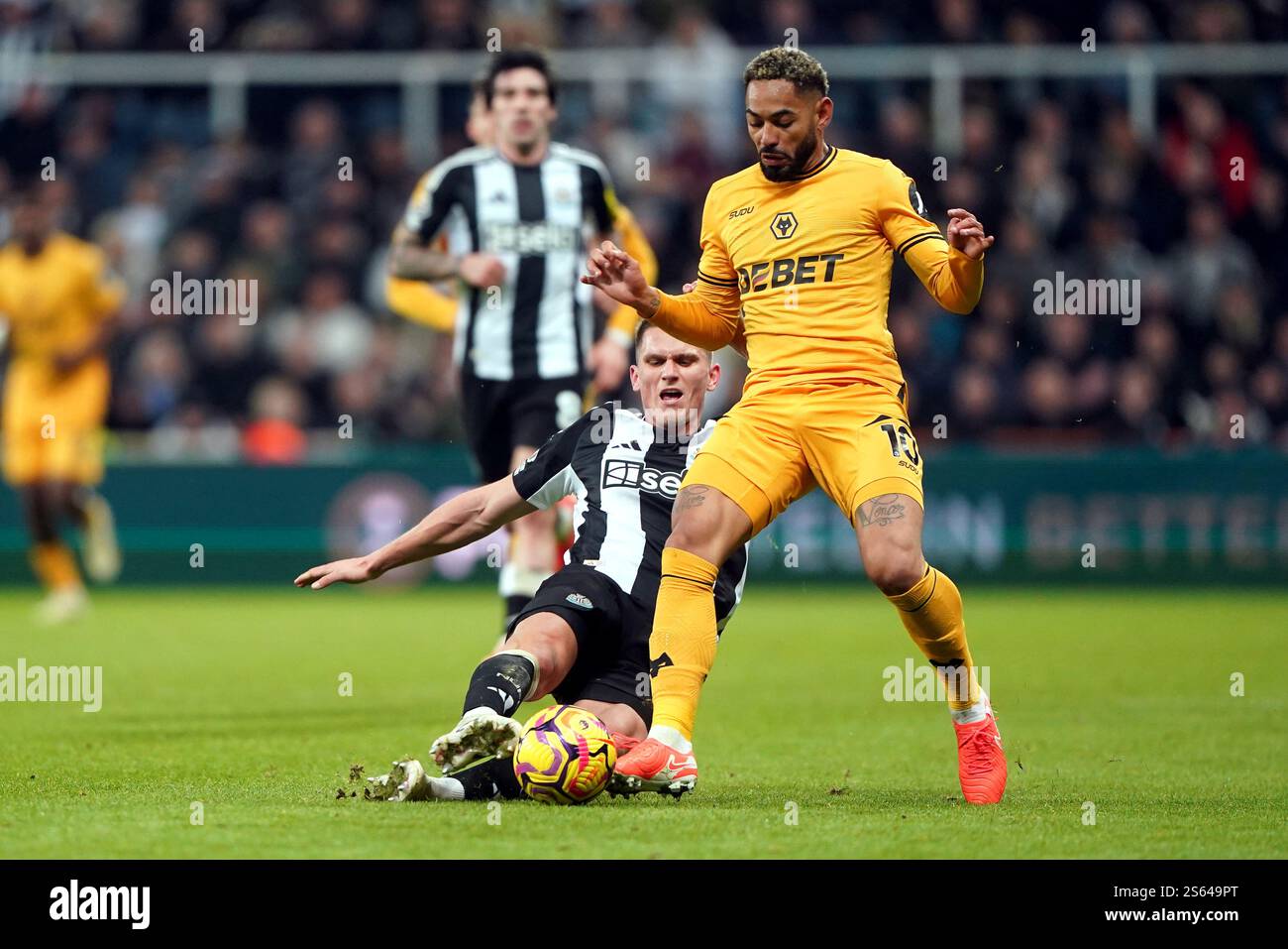 Wolverhampton Wanderers' Matheus Cunha (right) is challenged by ...
