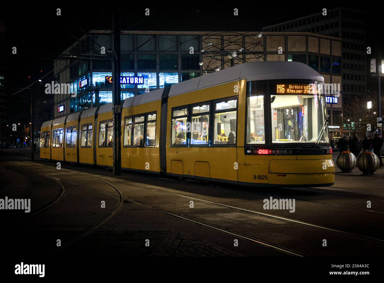 Straßenbahn der Berliner Verkehrsbetriebe BVG fährt über den ...