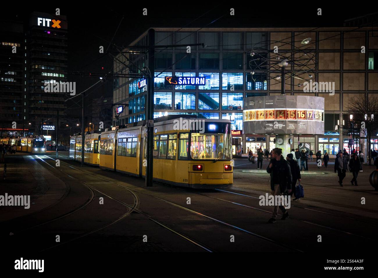 Straßenbahn der Berliner Verkehrsbetriebe BVG fährt über den Alexanderplatz. Linie M4. DEU ...