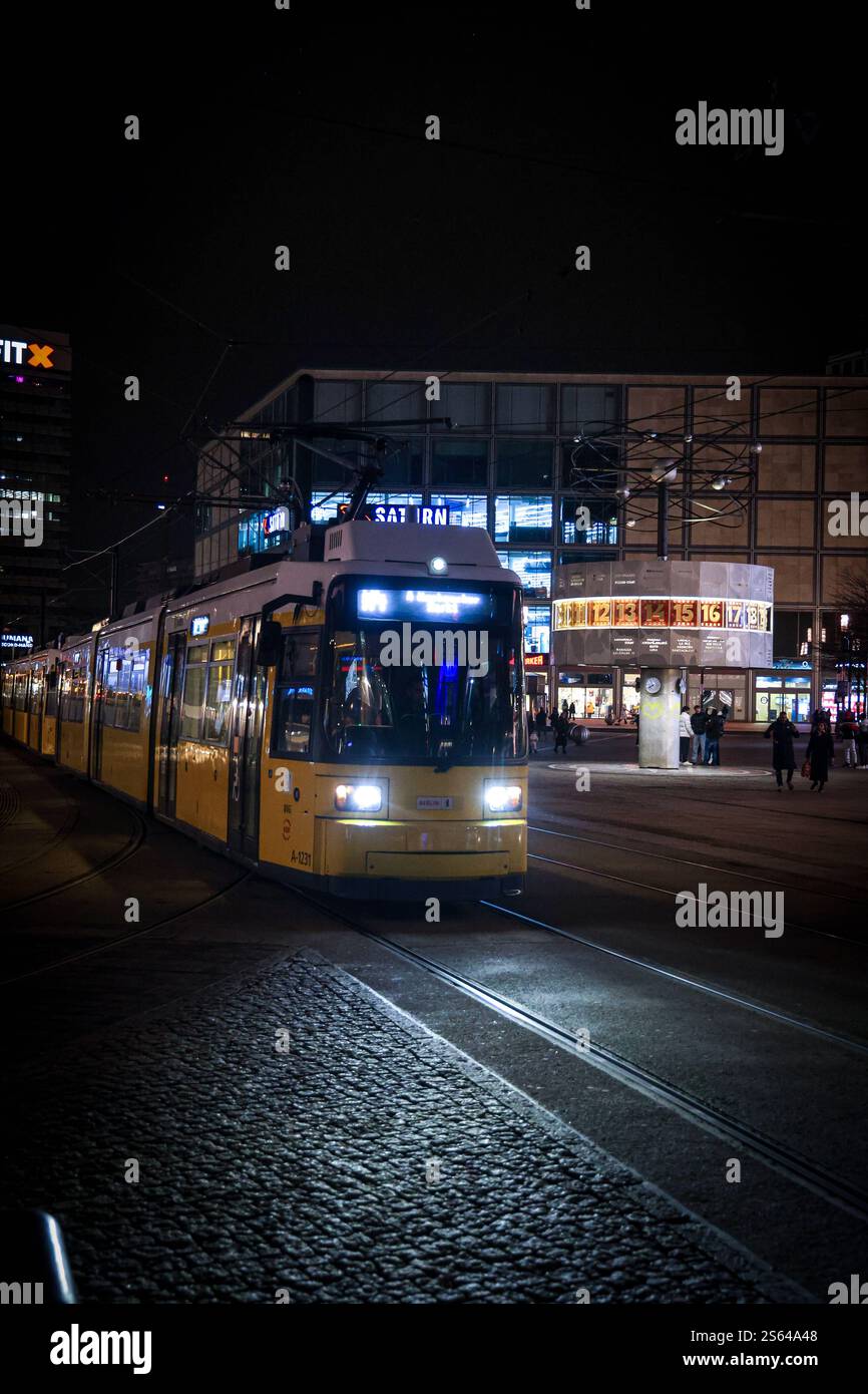 Straßenbahn der Berliner Verkehrsbetriebe BVG fährt über den ...