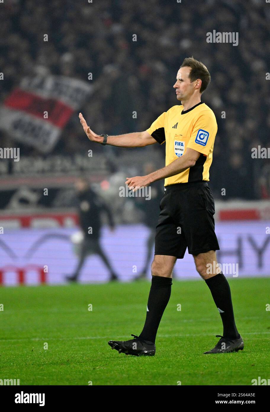 Stuttgart, Deutschland. 15th Jan, 2025. Schiedsrichter Referee Sascha ...