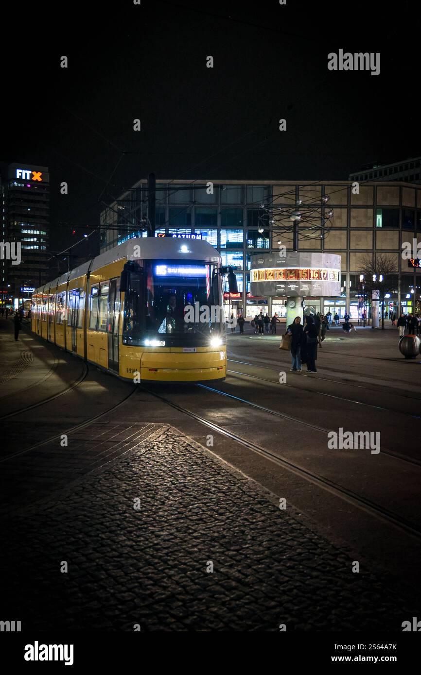 Straßenbahn der Berliner Verkehrsbetriebe BVG fährt über den ...